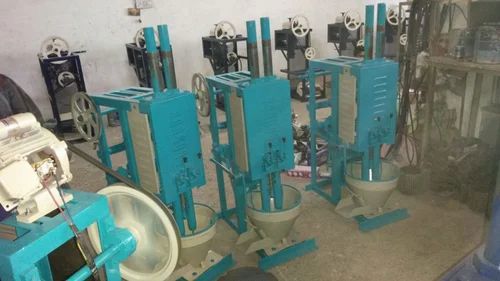 1 HP 2 Bar Mirchi Kandap Machine, 5-10 kg/hr, Blower Pulverizer in ...