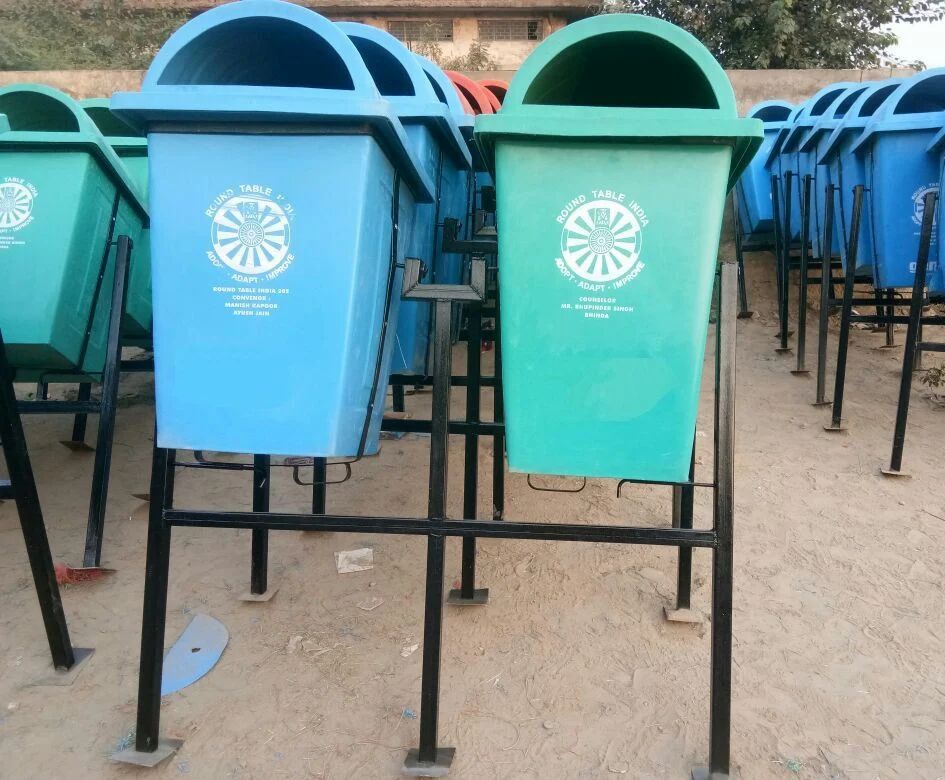 100 Liter Twin Plastic Dustbin With Stand at ₹2,300 in Delhi