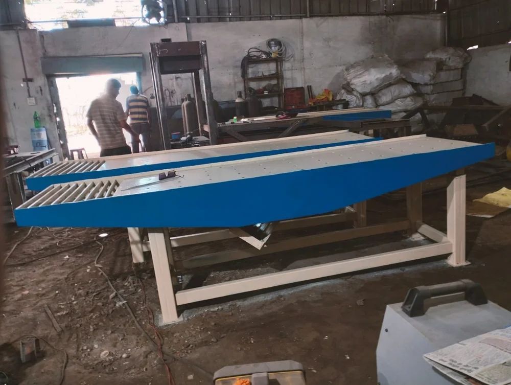 2HP Concrete Paver Block Machine, Automation Grade: Manual, Capacity ...