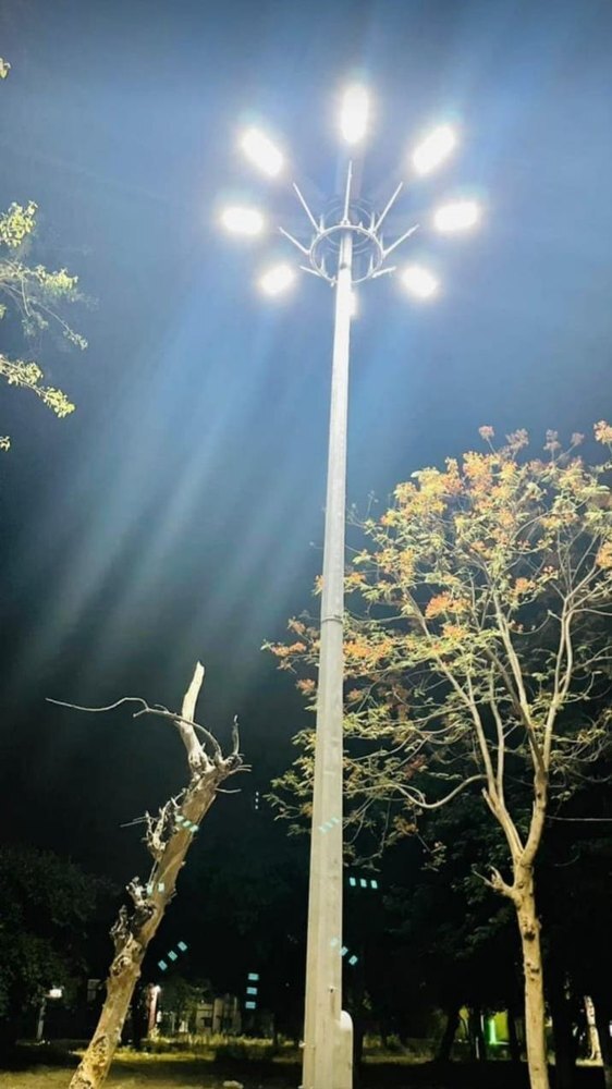 GALVANISED Round Dual Arm High Mast Pole, For Highway Manufacturer ...