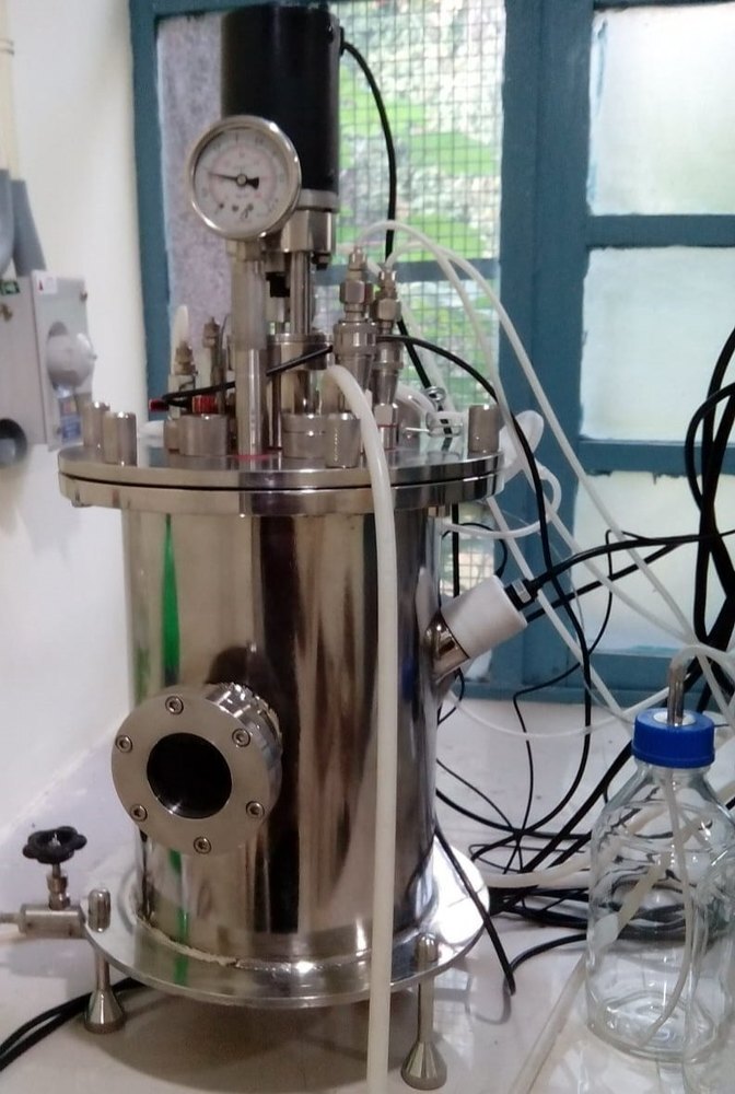 Laboratory Fermenter Bioreactor, Capacity: 5, Size: 18 Inch ...