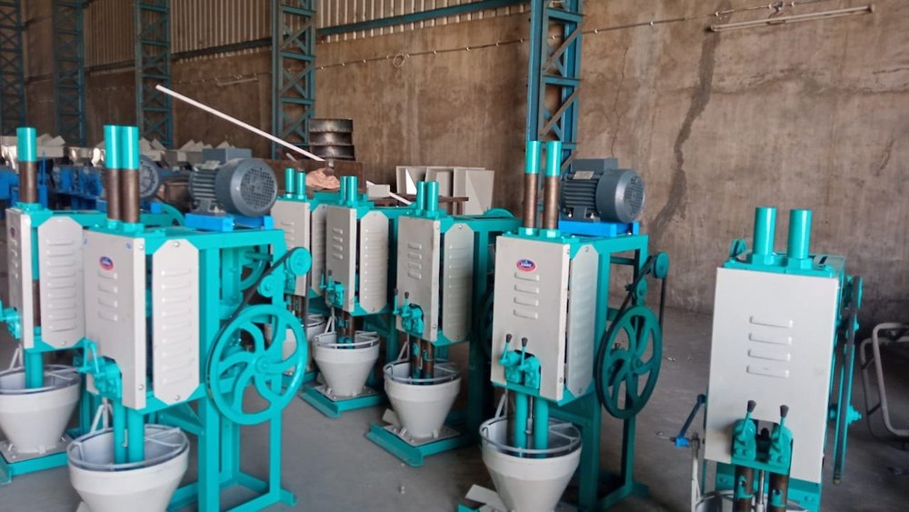 Semi-automatic Mirchi Kandap Machine Without 2 Hp Motor, Hammer Mill ...