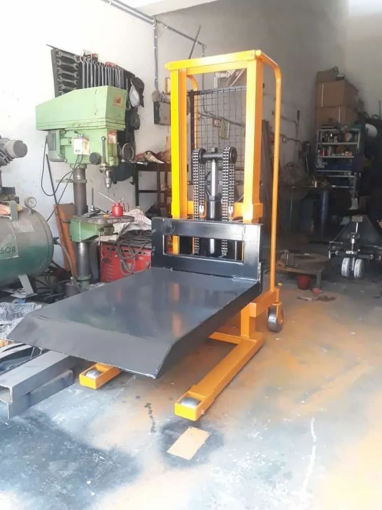 Shreeji Enterprise 1 Ton Mini Hydraulic Lift Stacker, Lifting Capacity ...
