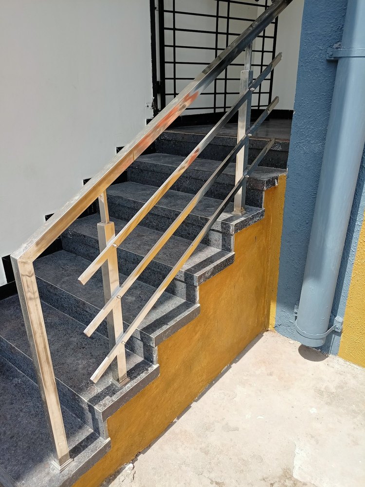 Silver Bar Industrial Stainless Steel Railing, Mounting Type: Floor ...